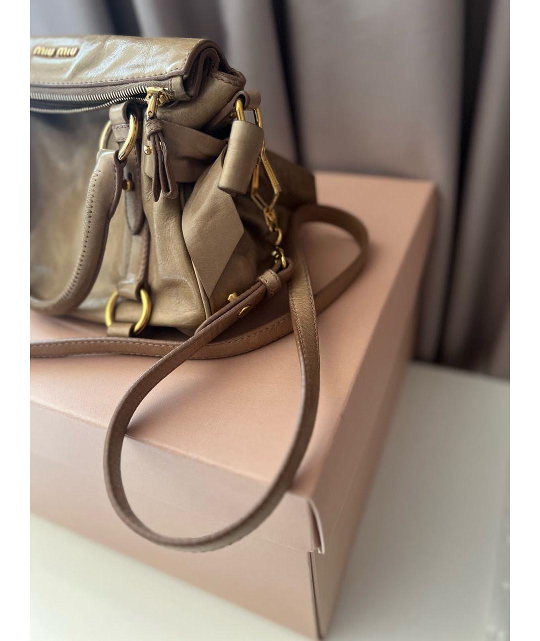 MIU MIU Бежевая кожаная сумка с короткими ручками для женщин – купить в ...