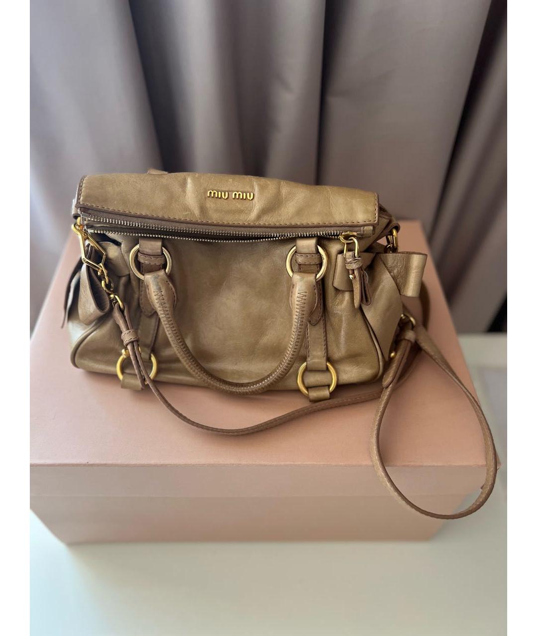 Miu Miu Бежевая кожаная сумка с короткими ручками для женщин купить в интернет магазине с