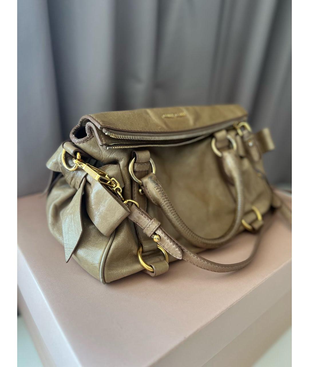 MIU MIU Бежевая кожаная сумка с короткими ручками для женщин – купить в ...