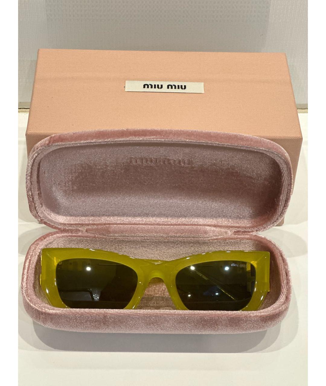 Miu Miu Желтые пластиковые солнцезащитные очки для женщин купить в интернет магазине с доставкой